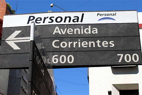 Letrero con la avenida Corrientes de Buenos Aires | Edición impresa ...