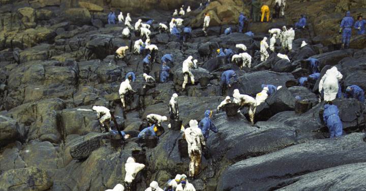 Poco dinero para tanto chapapote | Economía | EL PAÍS