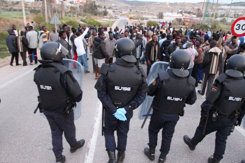 Fotos: 10 inmigrantes saltan la valla de Melilla | Fotografía | EL PAÍS