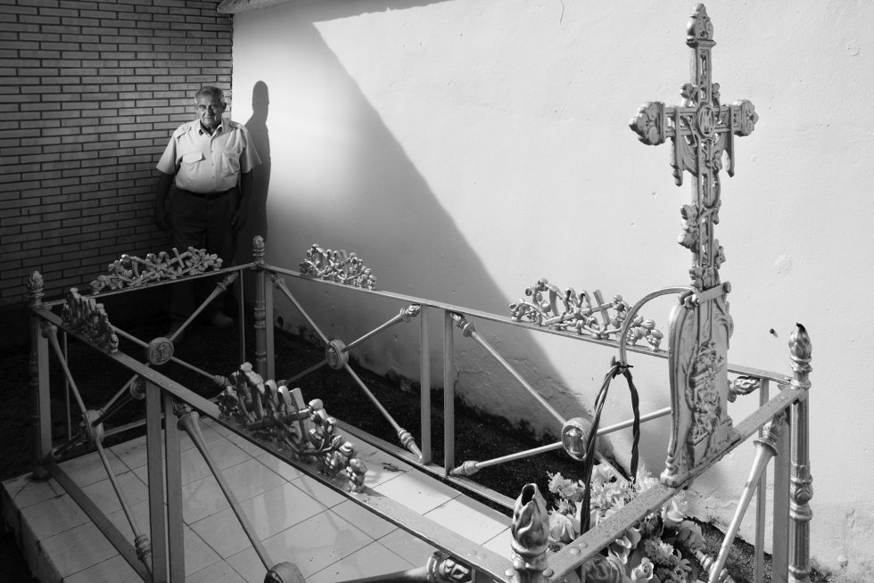 Fotos: Día de Todos los Santos: De profesión, sepulturero | Cultura ...