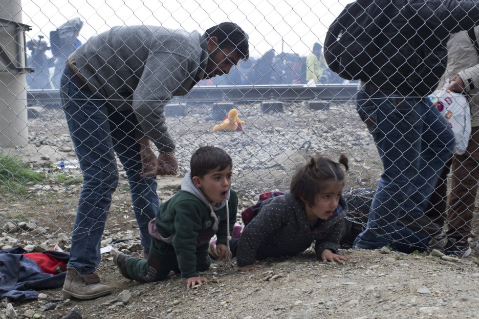 Fotos: Refugiados: Migrantes cruzan la frontera por la fuerza ...