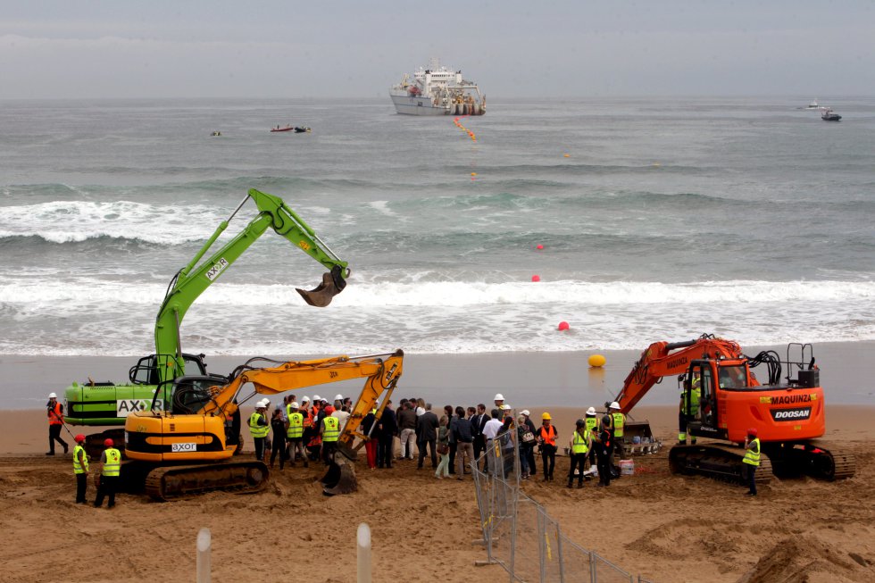 Fotos: Los trabajos para amarrar el cable submarino ‘Marea’ en Sopela ...