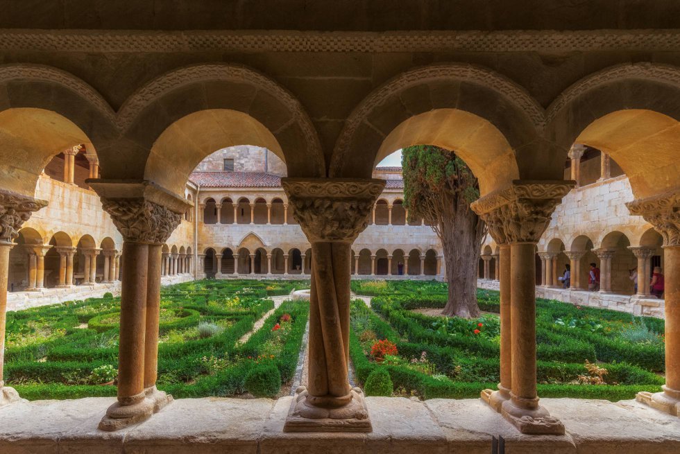 Na Zemi Neznalost O ivit Romanesque Style Zam stnanost Nemovit Nep edv dan Okolnosti
