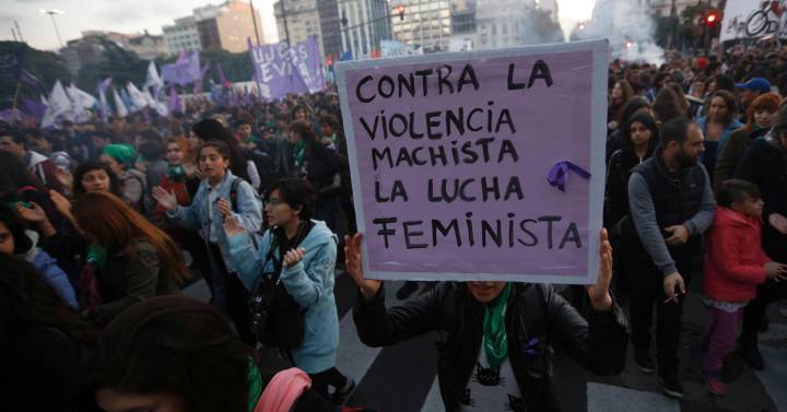 Una multitud clama contra la violencia machista y la complicidad ...